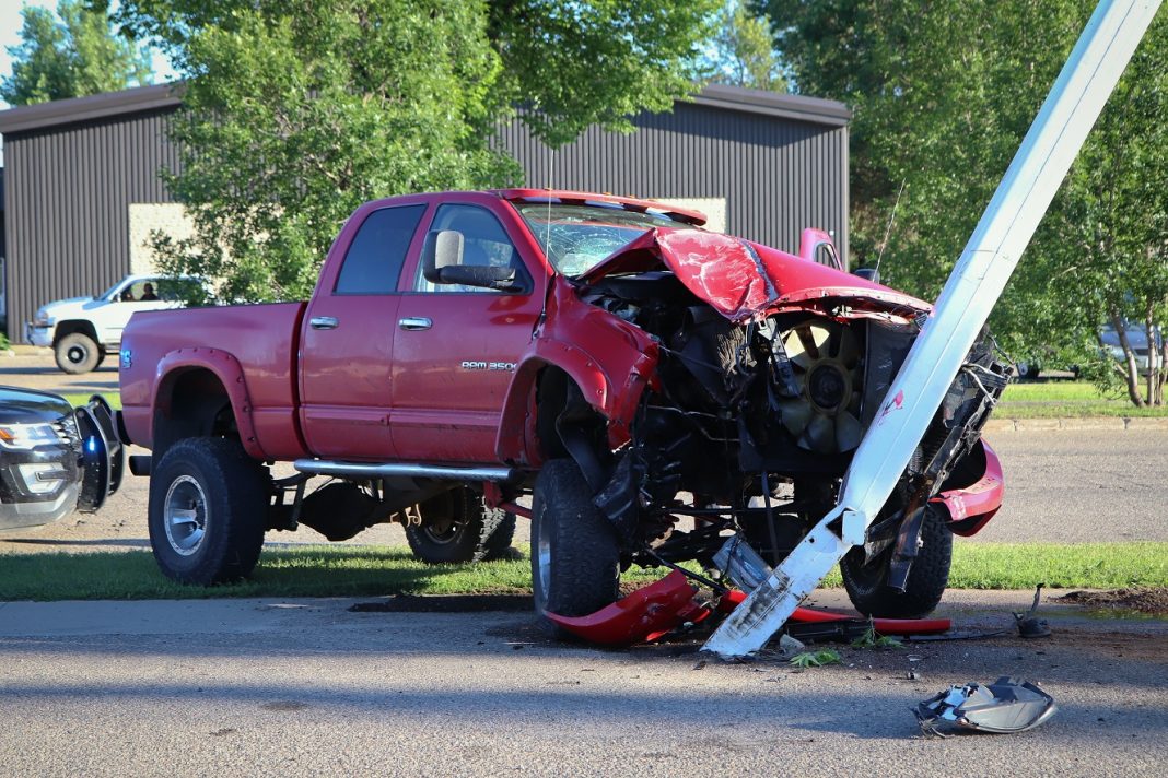 Pickup Truck Smashes into 7/11 Sign - bdnmb.ca Brandon MB